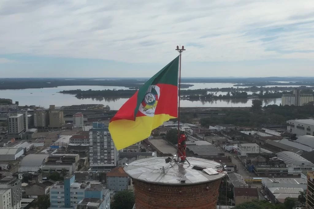 Bandeira do RS é hasteada em diferentes pontos do Estado como símbolo ...